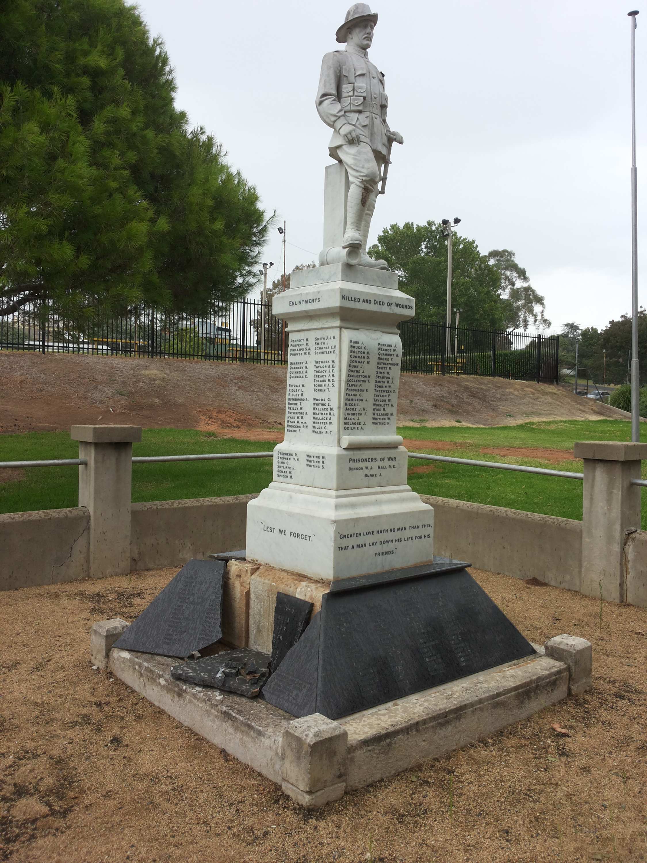 Adelong residents' distress at attack on Cenotaph - ABC News