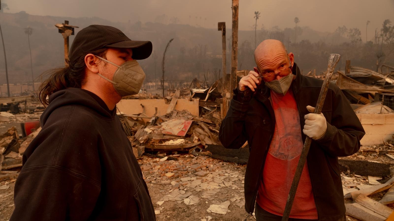 Apocalyptic scenes as wildfires tear through Los Angeles - ABC News