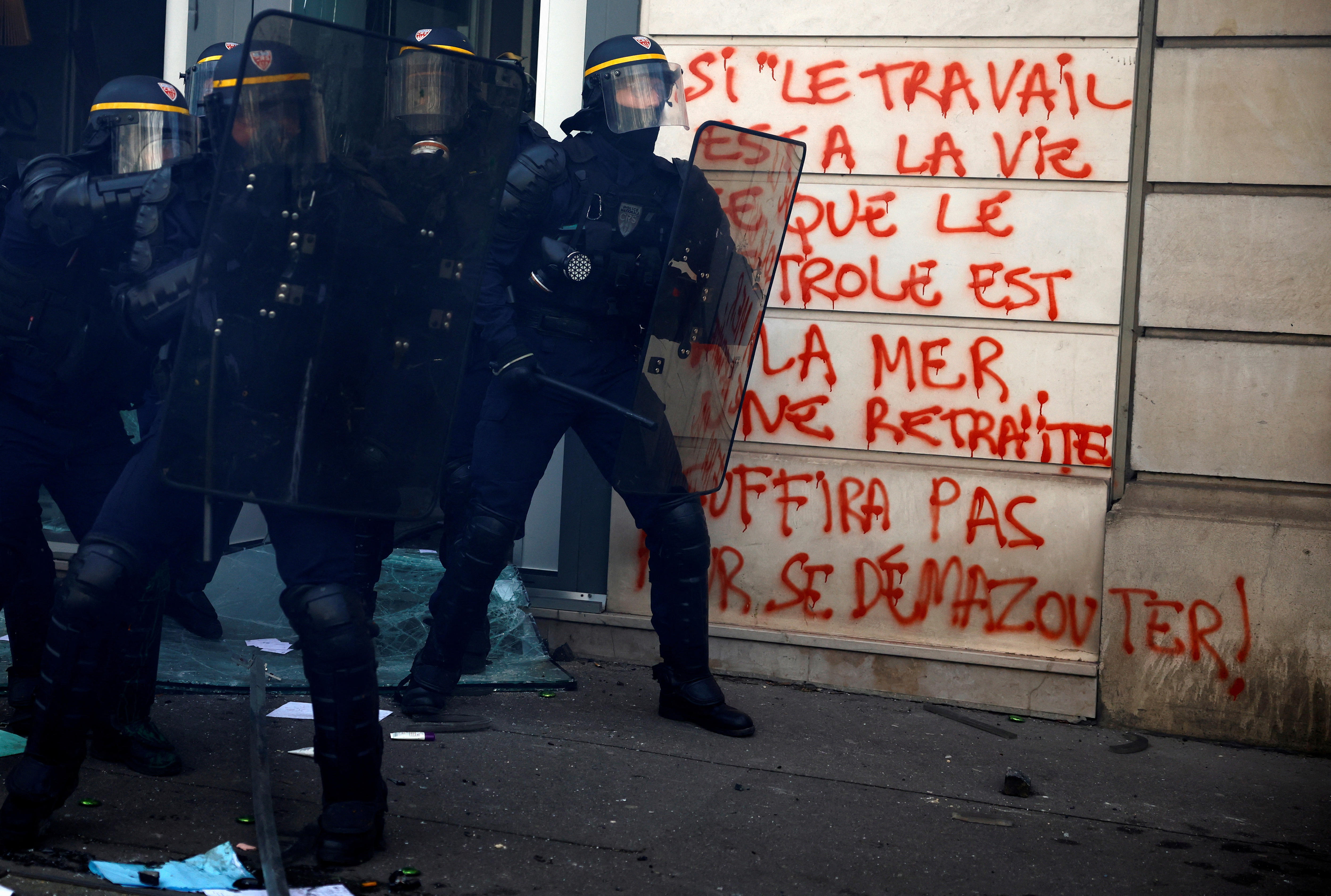 Protesters target Paris restaurant La Rotonde, favoured by French ...