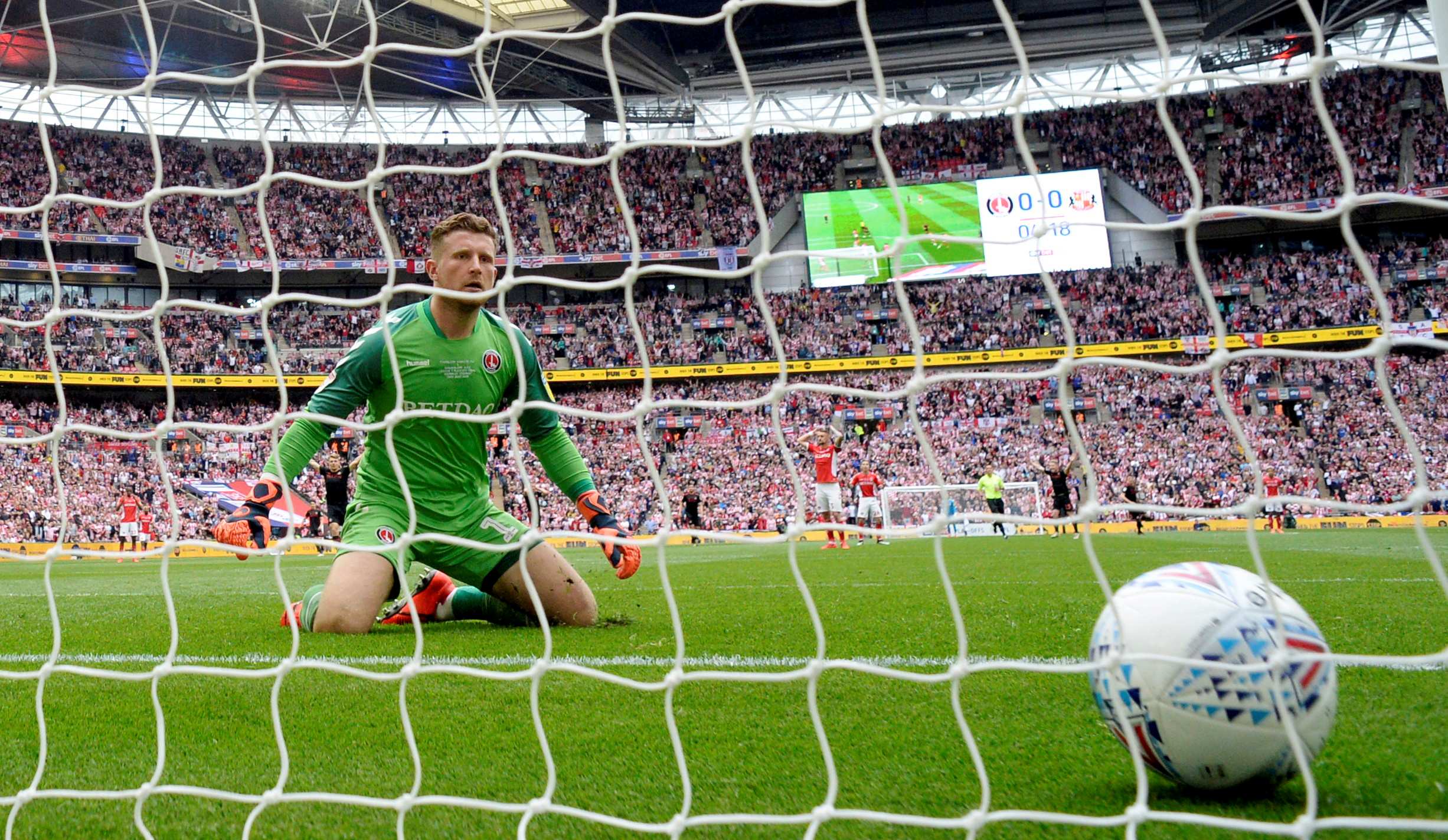 Charlton concede shocking own goal against Sunderland in League One ...