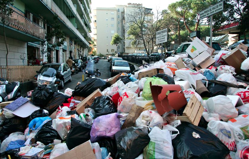 Police, protesters clash in trash-strewn Naples - ABC News