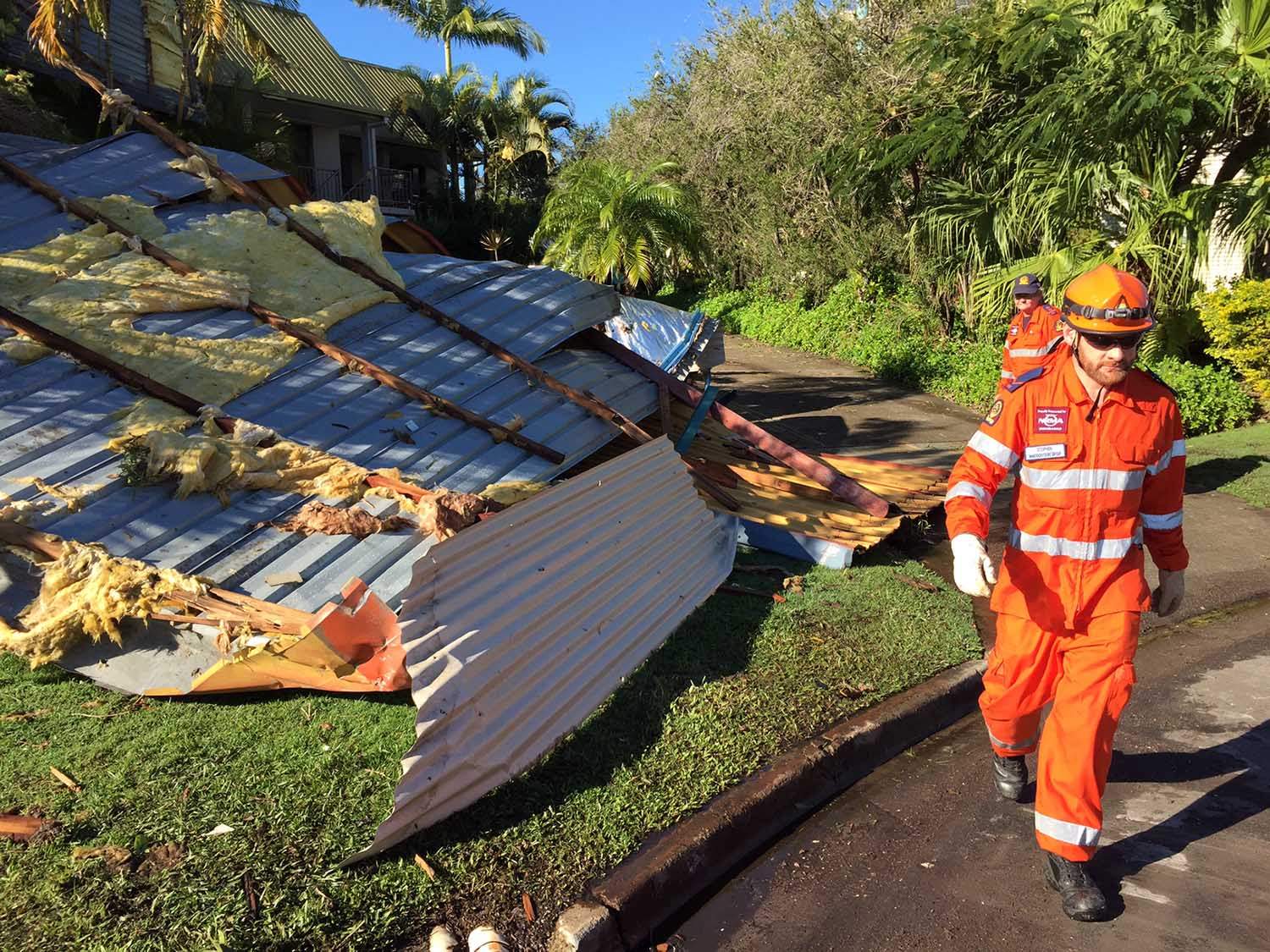 Strong winds tear roofs from unit blocks, trashing cars in Mooloolaba ...