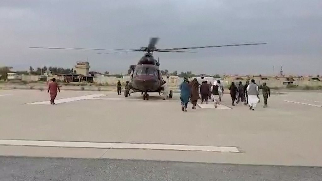Casualties of Afghanistan earthquake arrive by helicopter to military ...