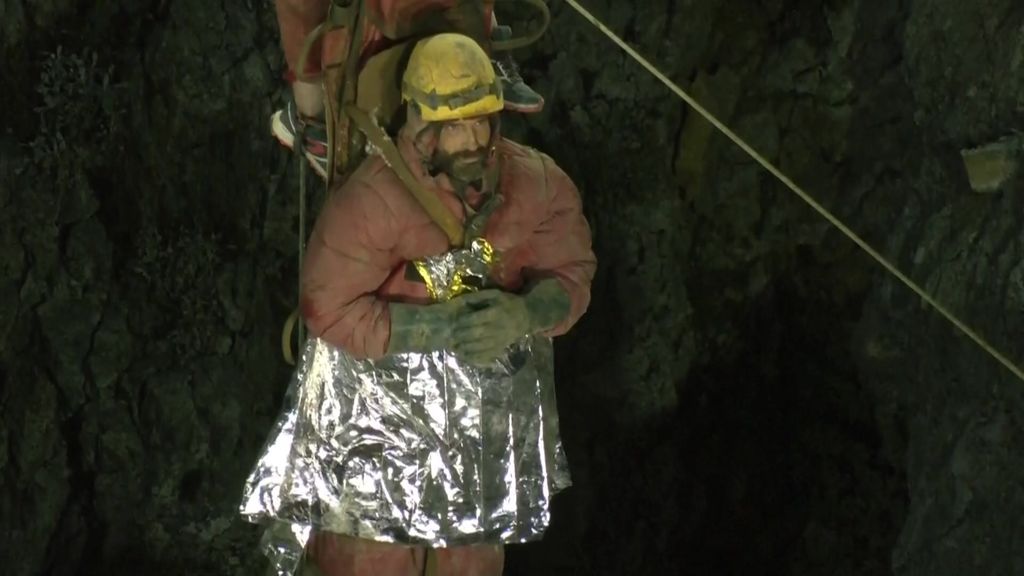 Moment unwell cave explorer Mark Dickey hoisted out of Türkiye cave ...