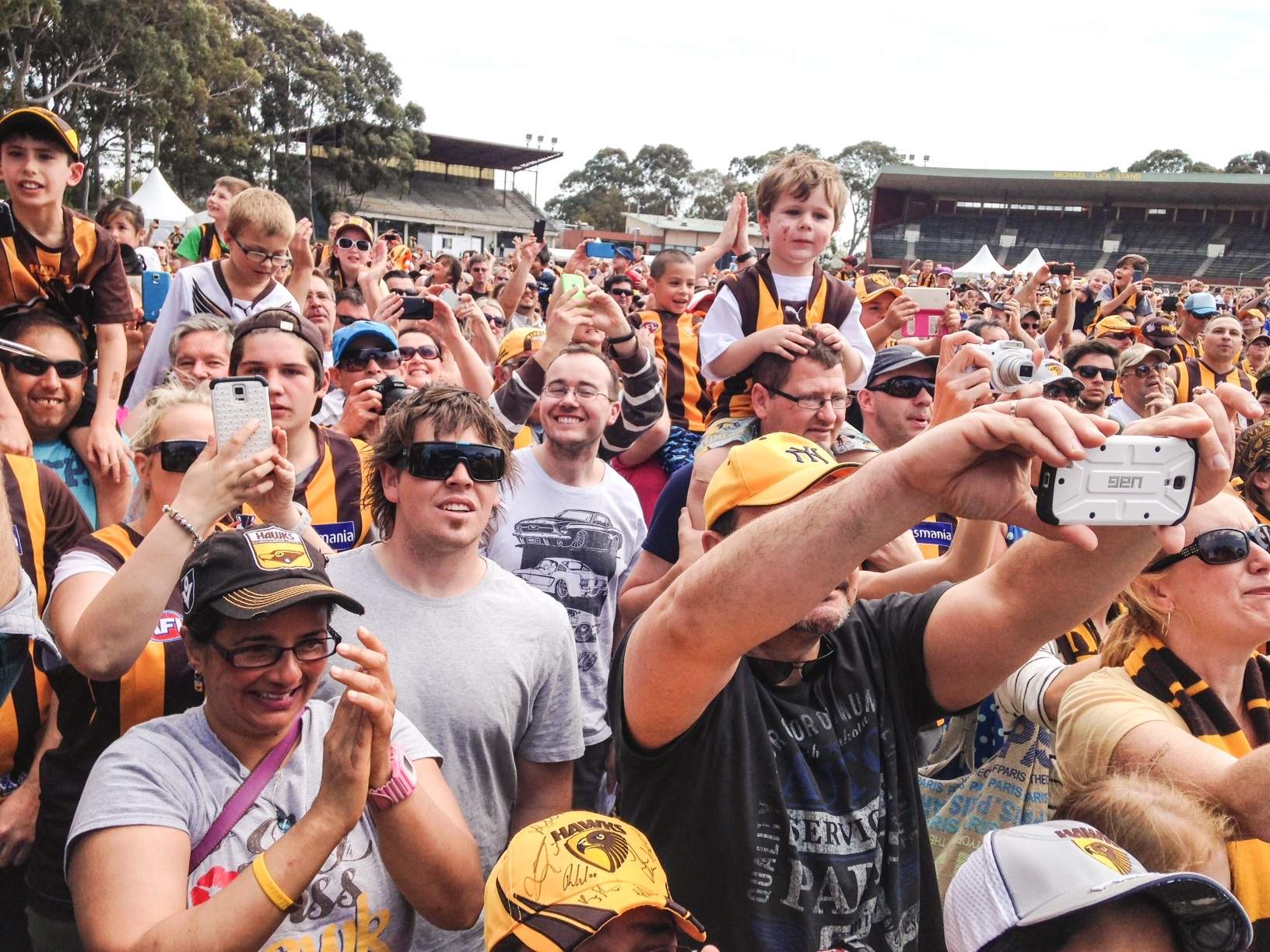 Hawthorn fans celebrate AFL premiership win at Glenferrie Oval - ABC News