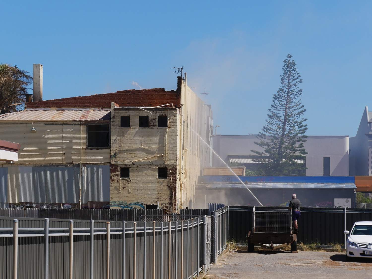 Geraldton's Marine Terrace remains closed to cars after fire destroys ...