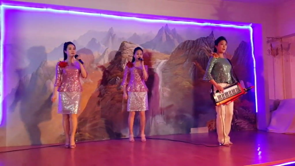 The waitresses perform between servings - ABC News