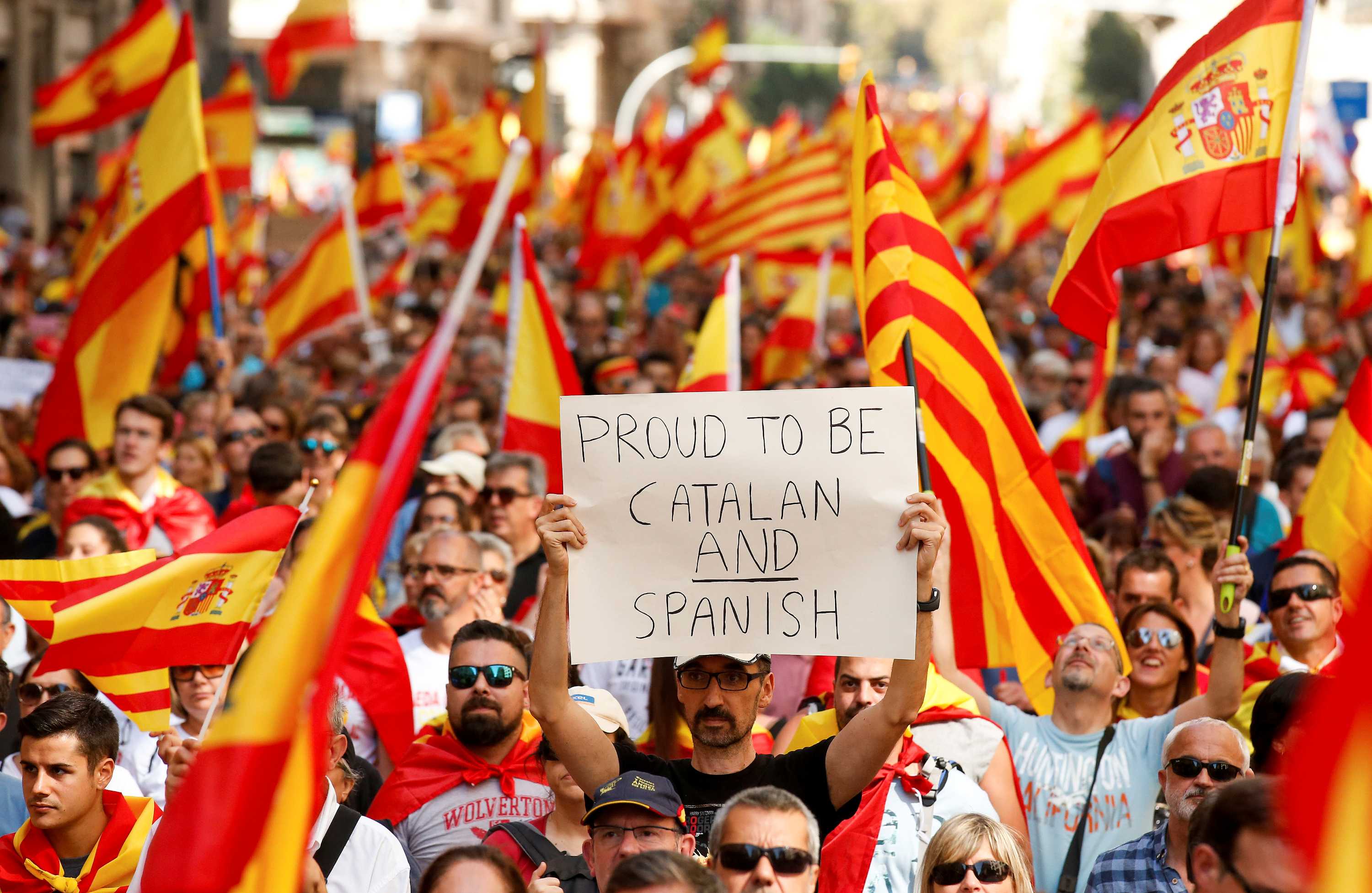 Catalonia referendum: Thousands descend on Barcelona protesting against ...