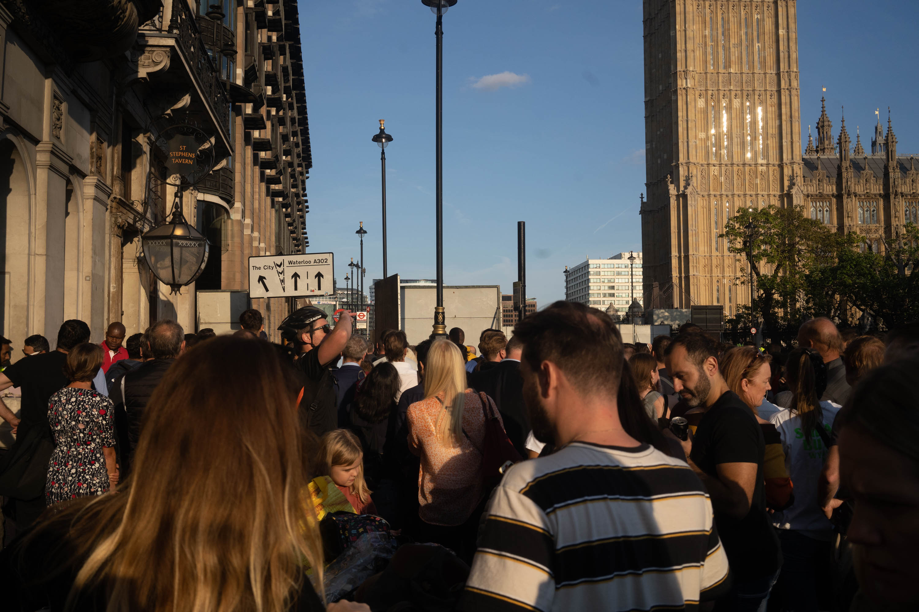 Queue snakes through London as people wait to see Queen Elizabeth lying ...