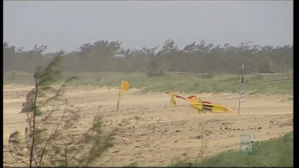 Qld coast on cyclone watch - ABC News