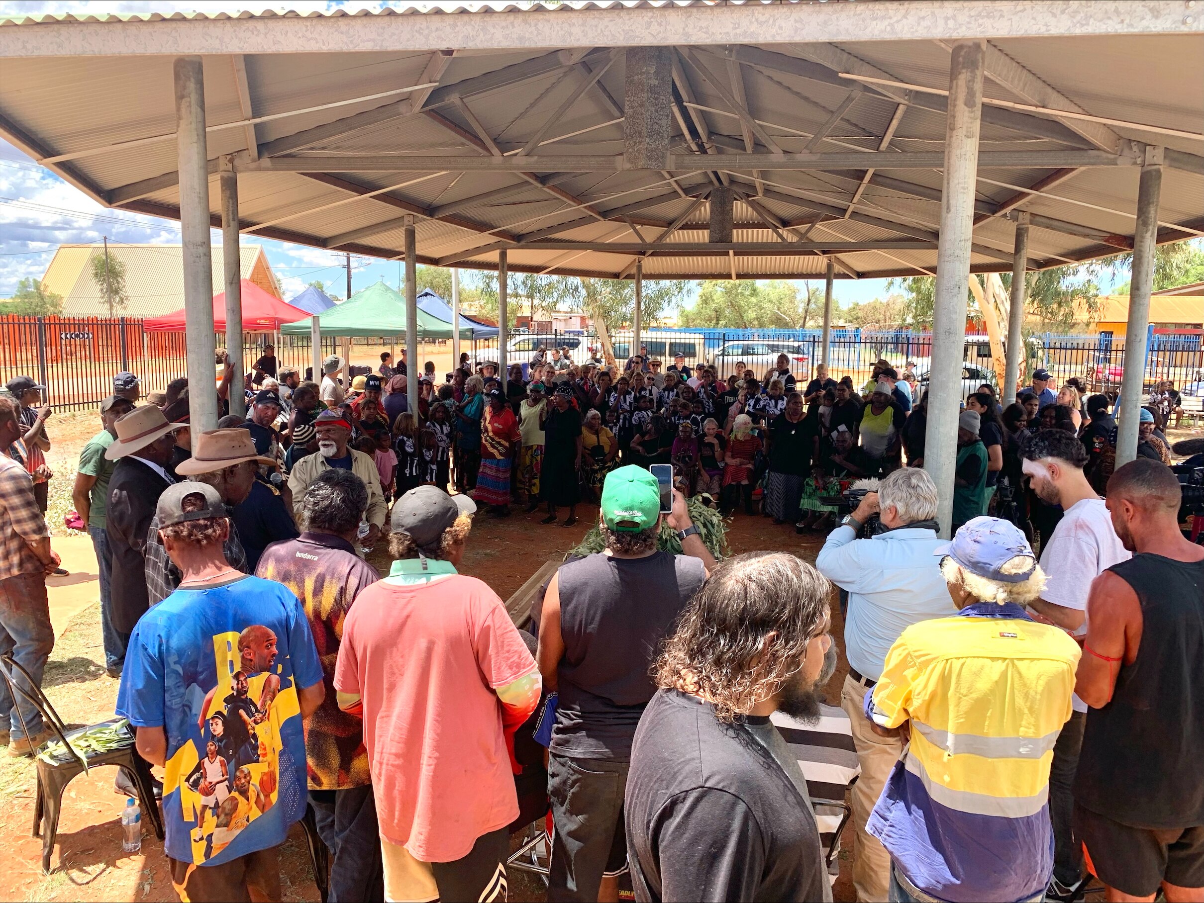 Yuendumu community sings, dances and cries as remains of 'King of the ...