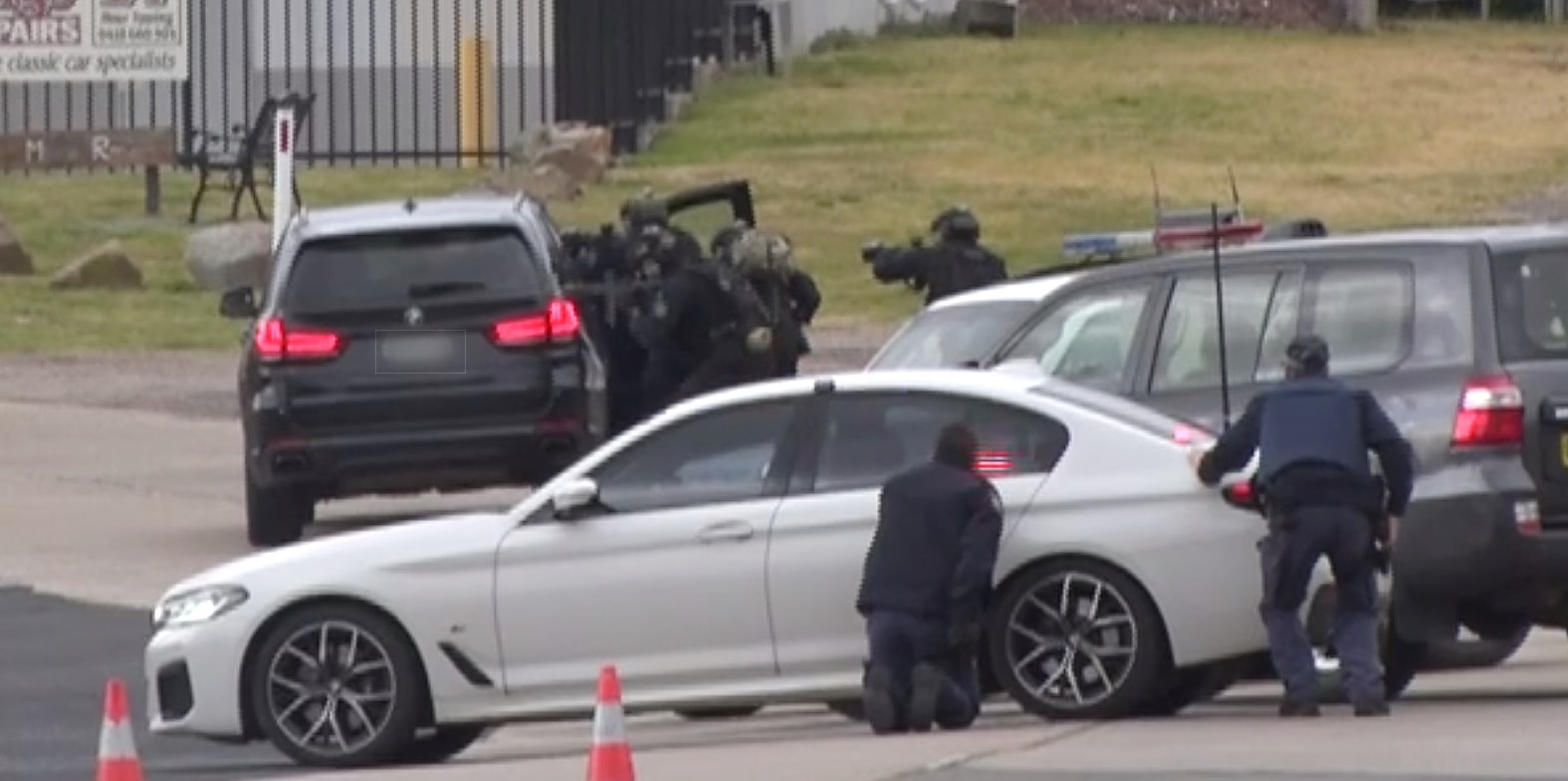 Man dead after 21-hour siege with NSW police near Lithgow, west of Blue ...