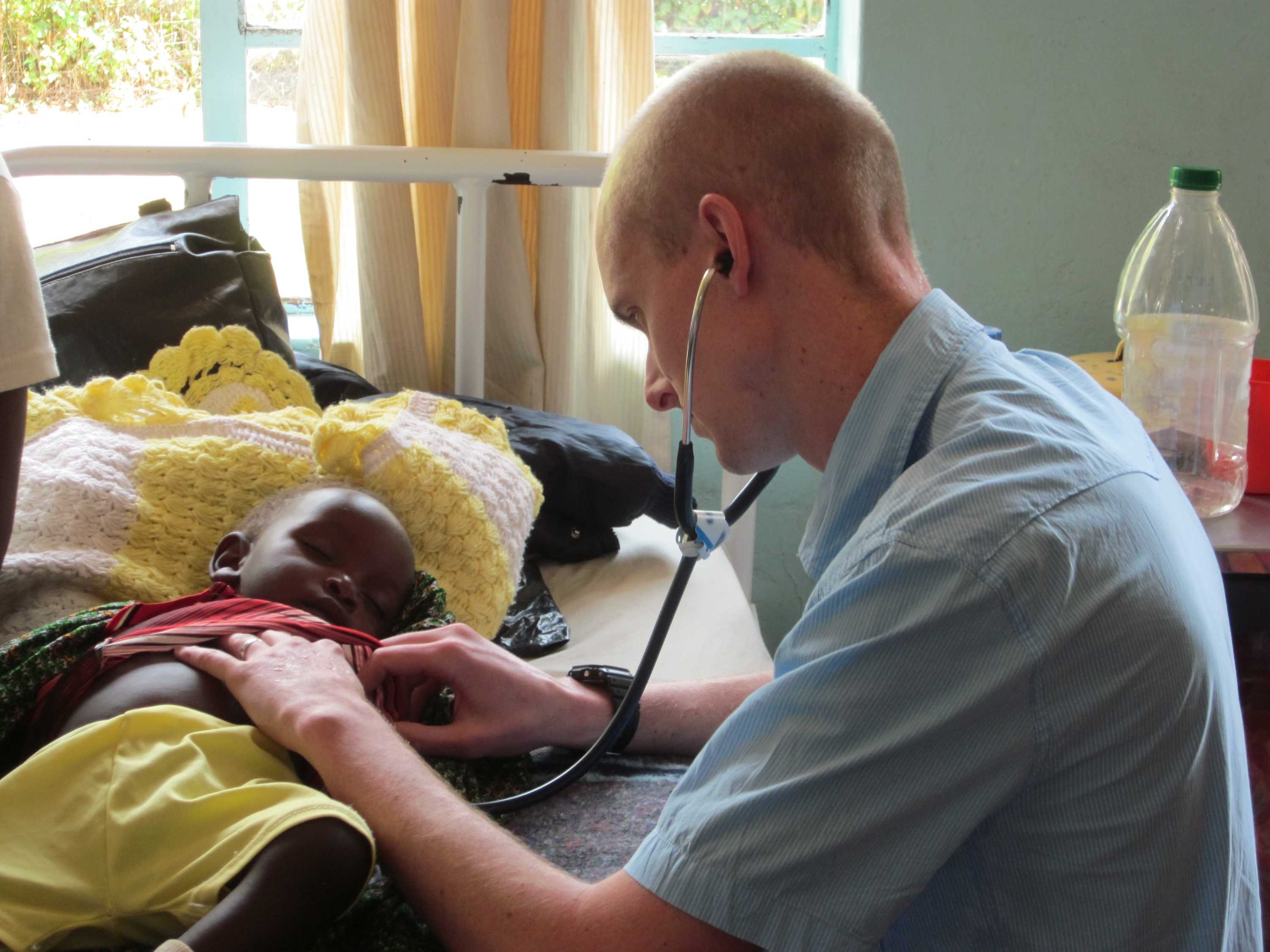 Doctor relocates young family from Toowoomba to work in PNG hospital as ...