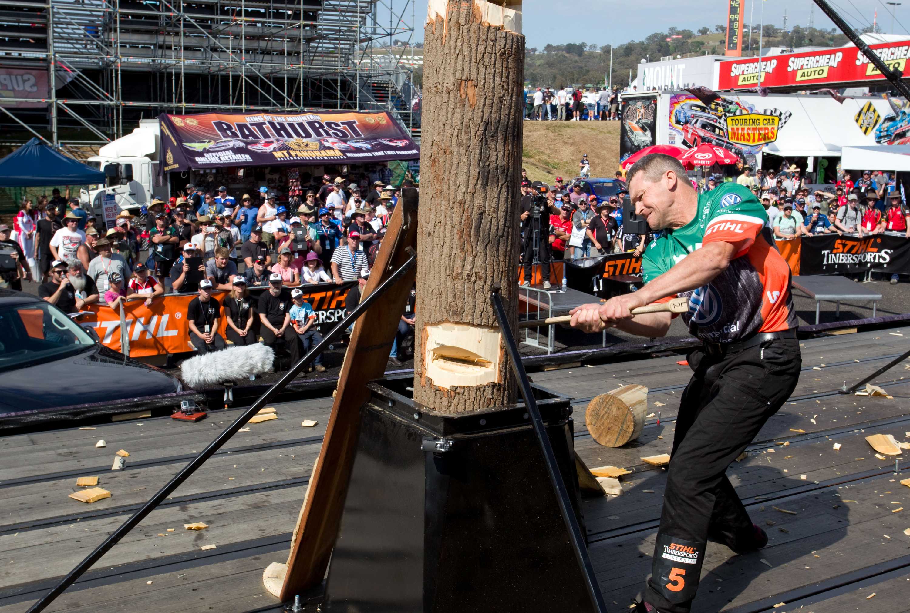 Tasmanian woodchopper sets a new Australian record in NSW competition ...