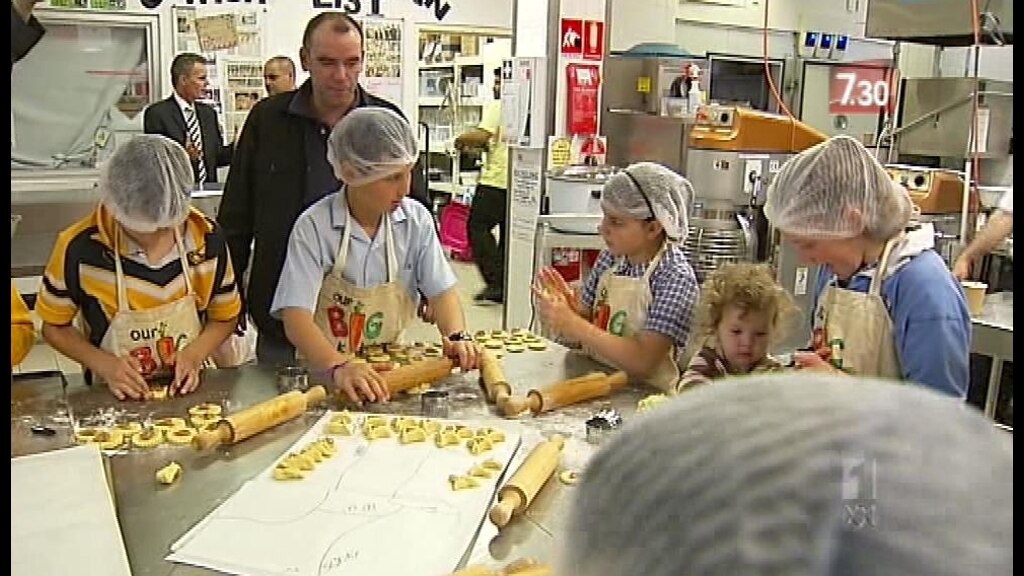 Volunteers provide food for the soul in community kitchen - ABC News