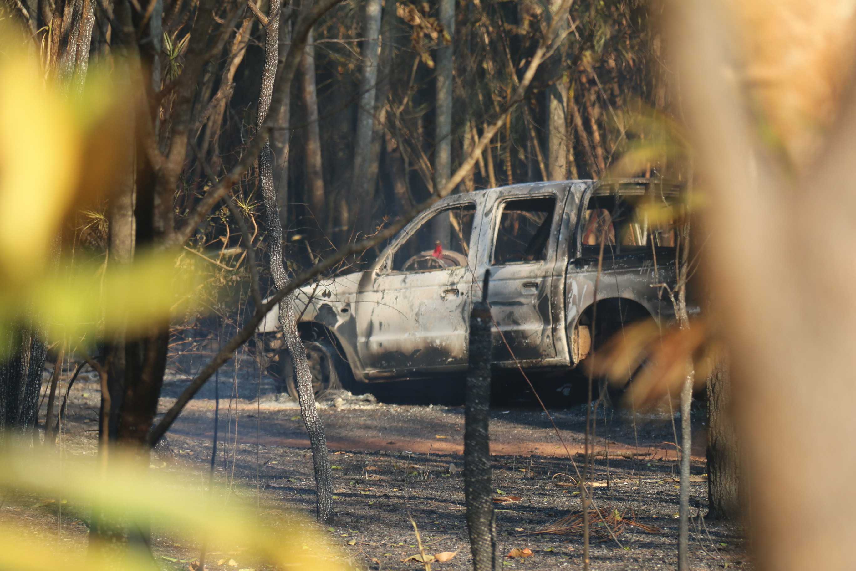 Houses believed lost to Howard Springs bushfire in Darwin; firefighters ...