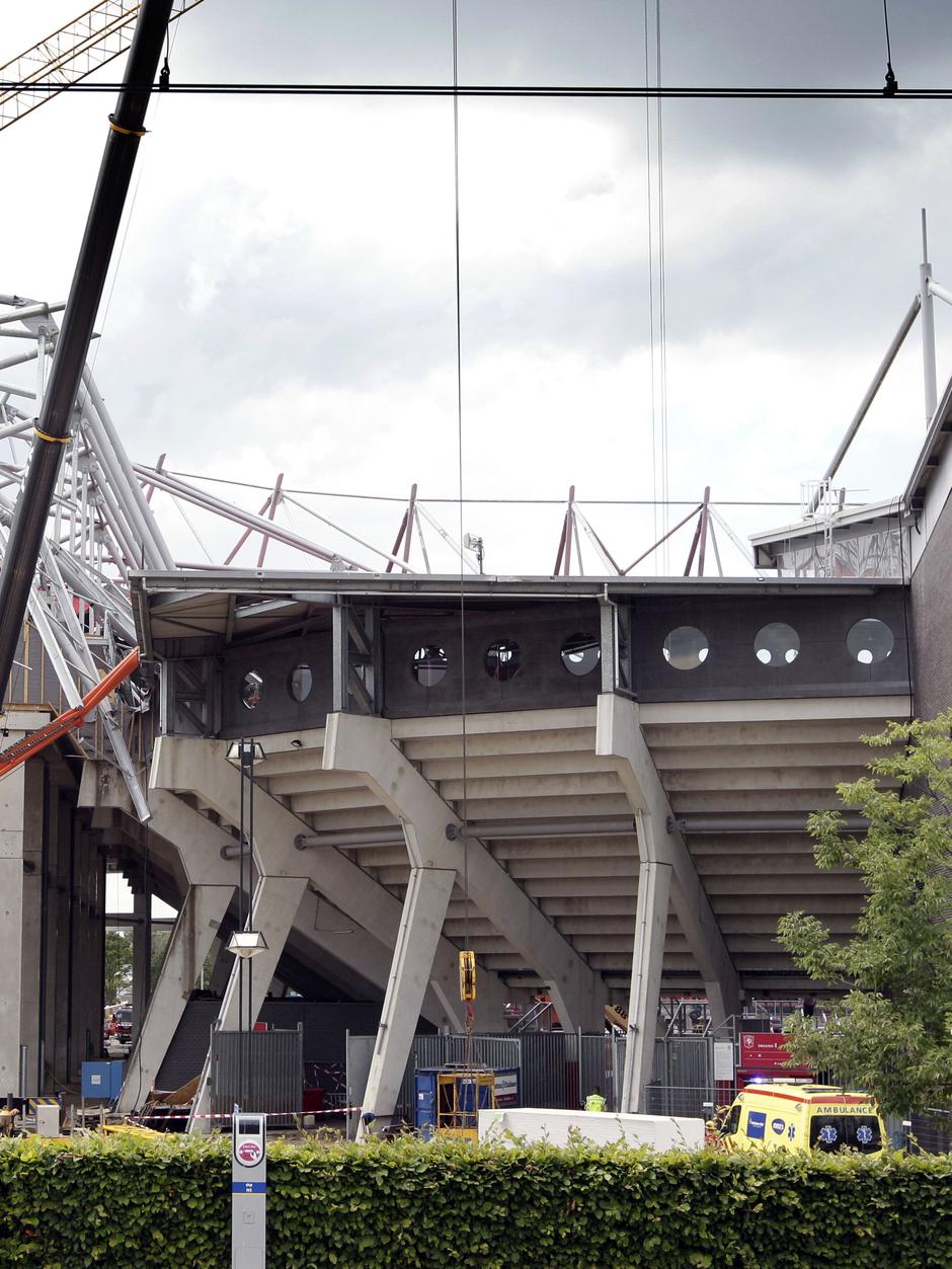 Dutch stadium roof collapse kills one - ABC News