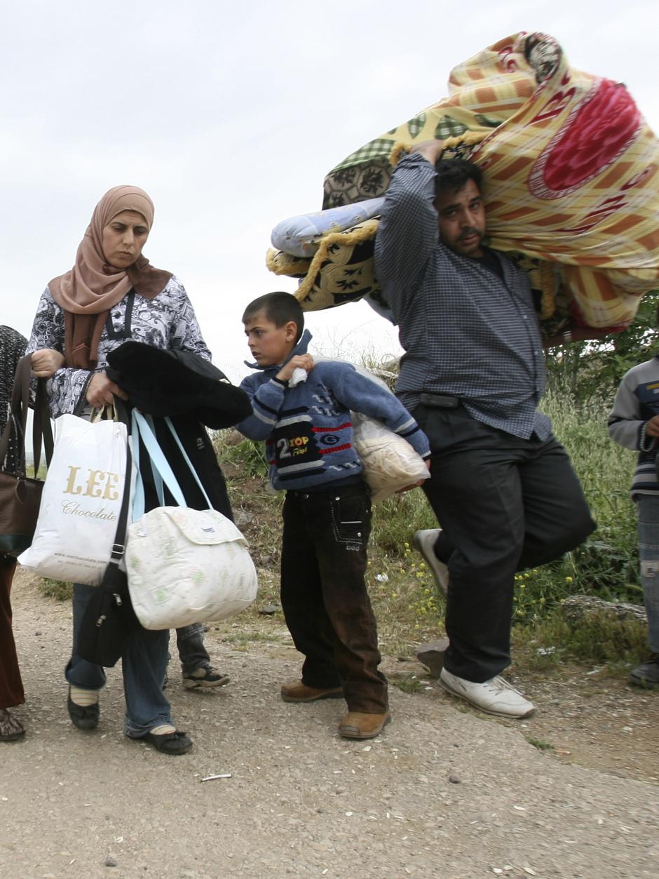 Syrians flee to Lebanon as violence continues - ABC News