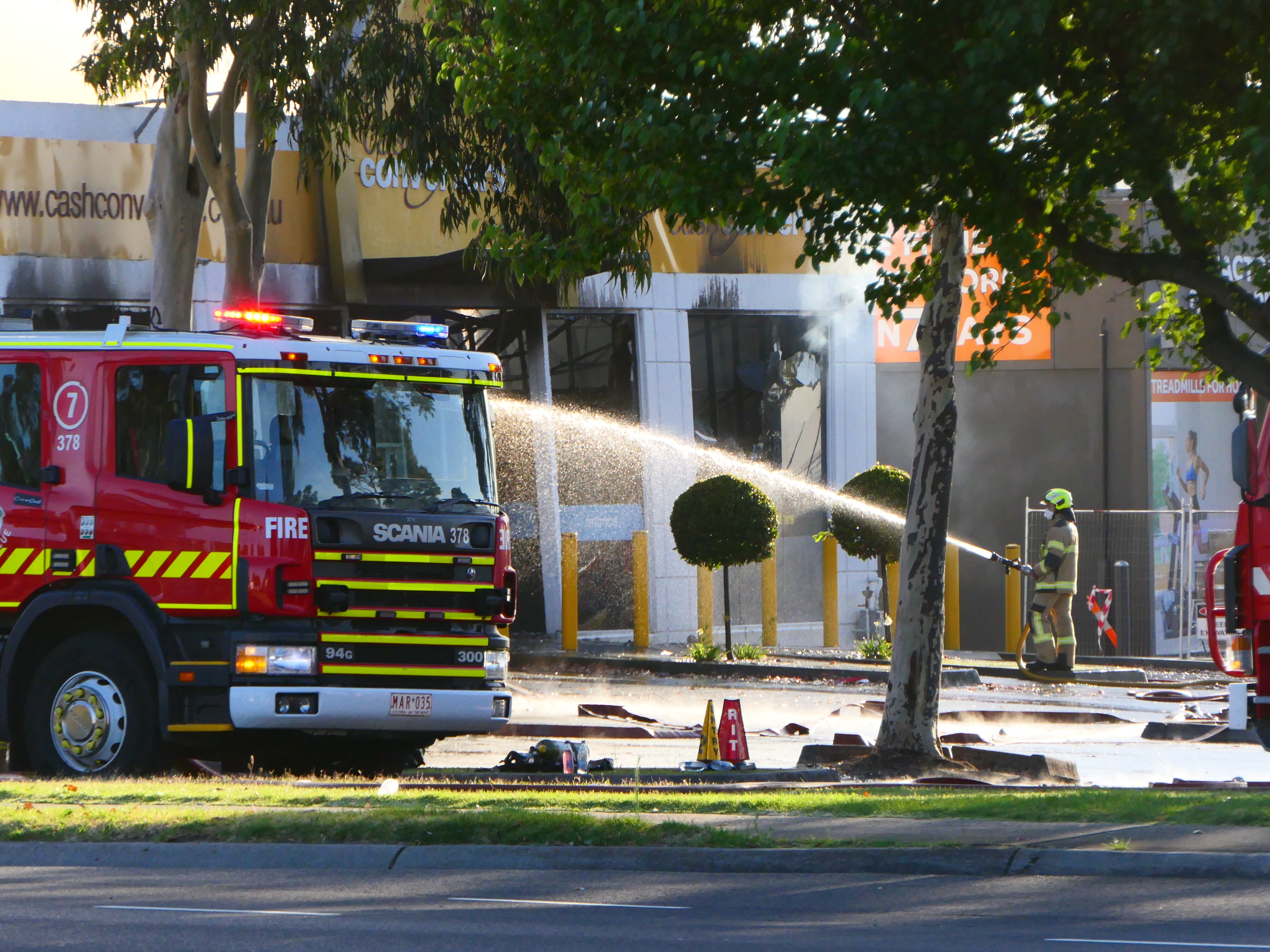 Fire crews tackle huge blaze at Supercheap Auto and Cash Converters ...