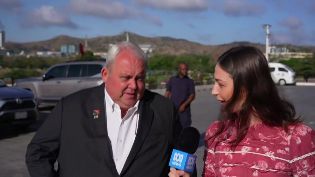 Woman calling out 'scam' online advertisement - ABC News