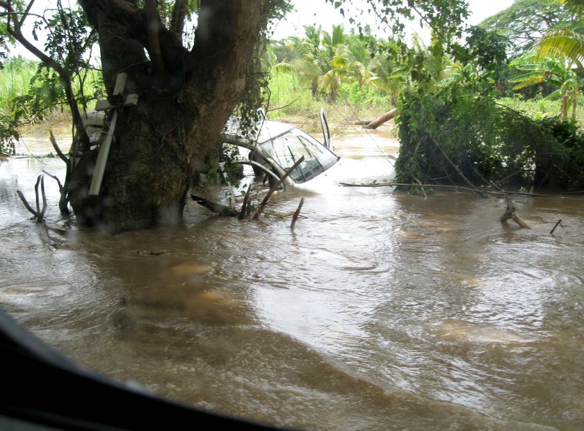 Fiji flood victims 'fending for themselves' - ABC News
