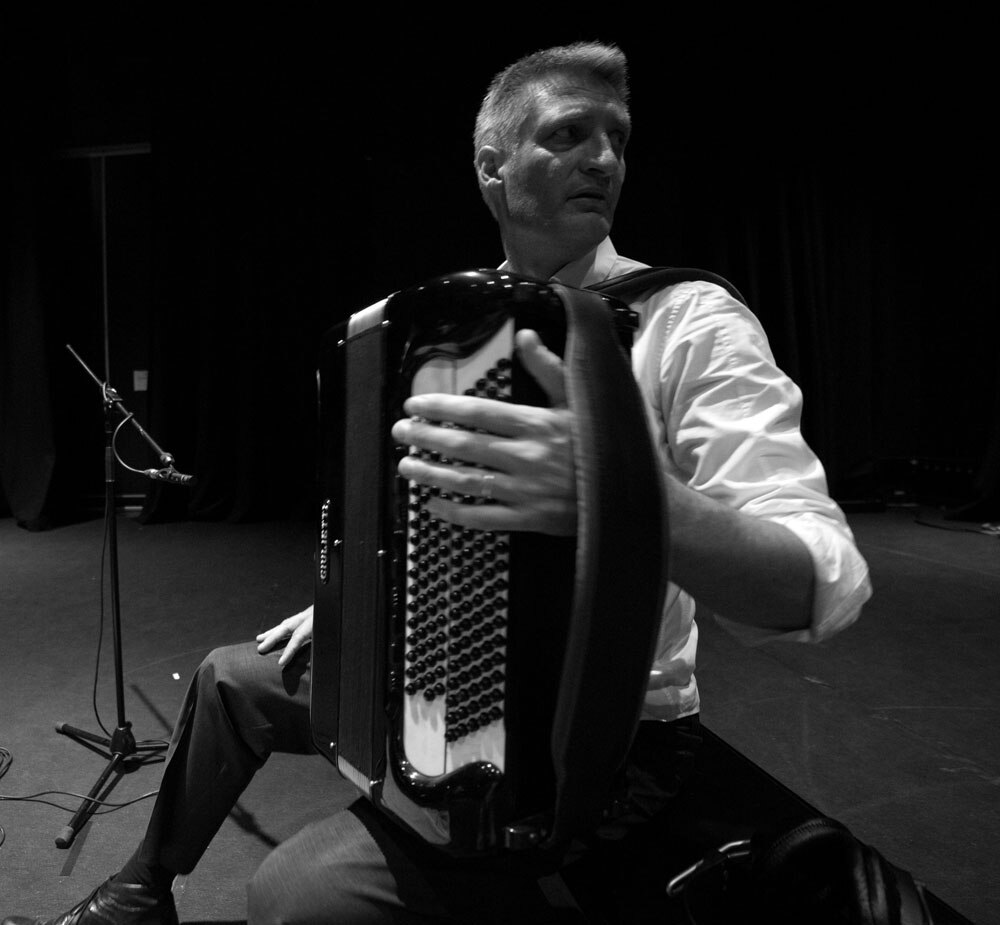 Contrabass and piano accordion meet in a dark room, you should hear ...
