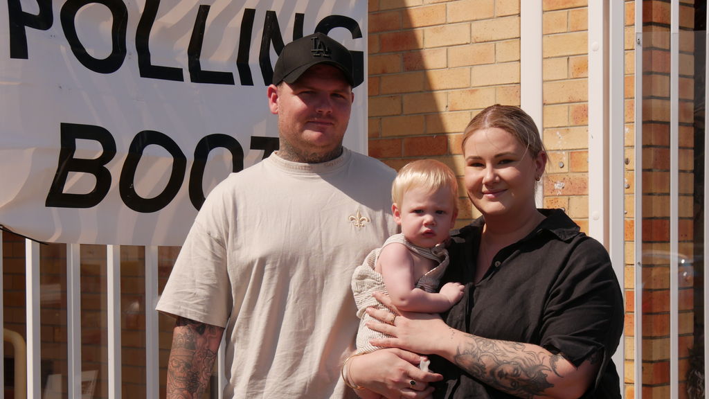 Voters in Queensland's most marginal seat cast their ballots - ABC News