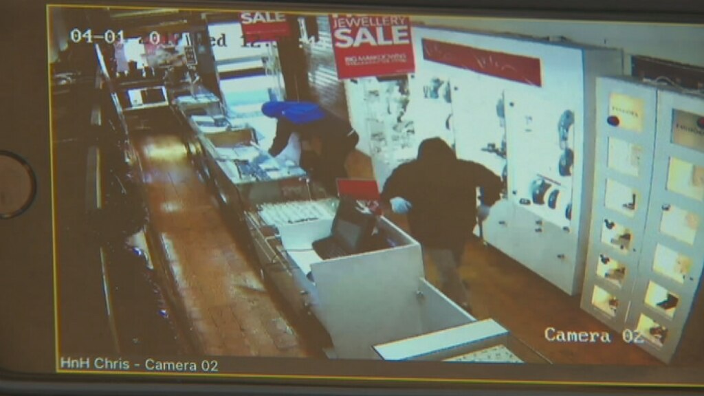 Melbourne bandits make off with jewellery in 'brazen' daylight robbery ...