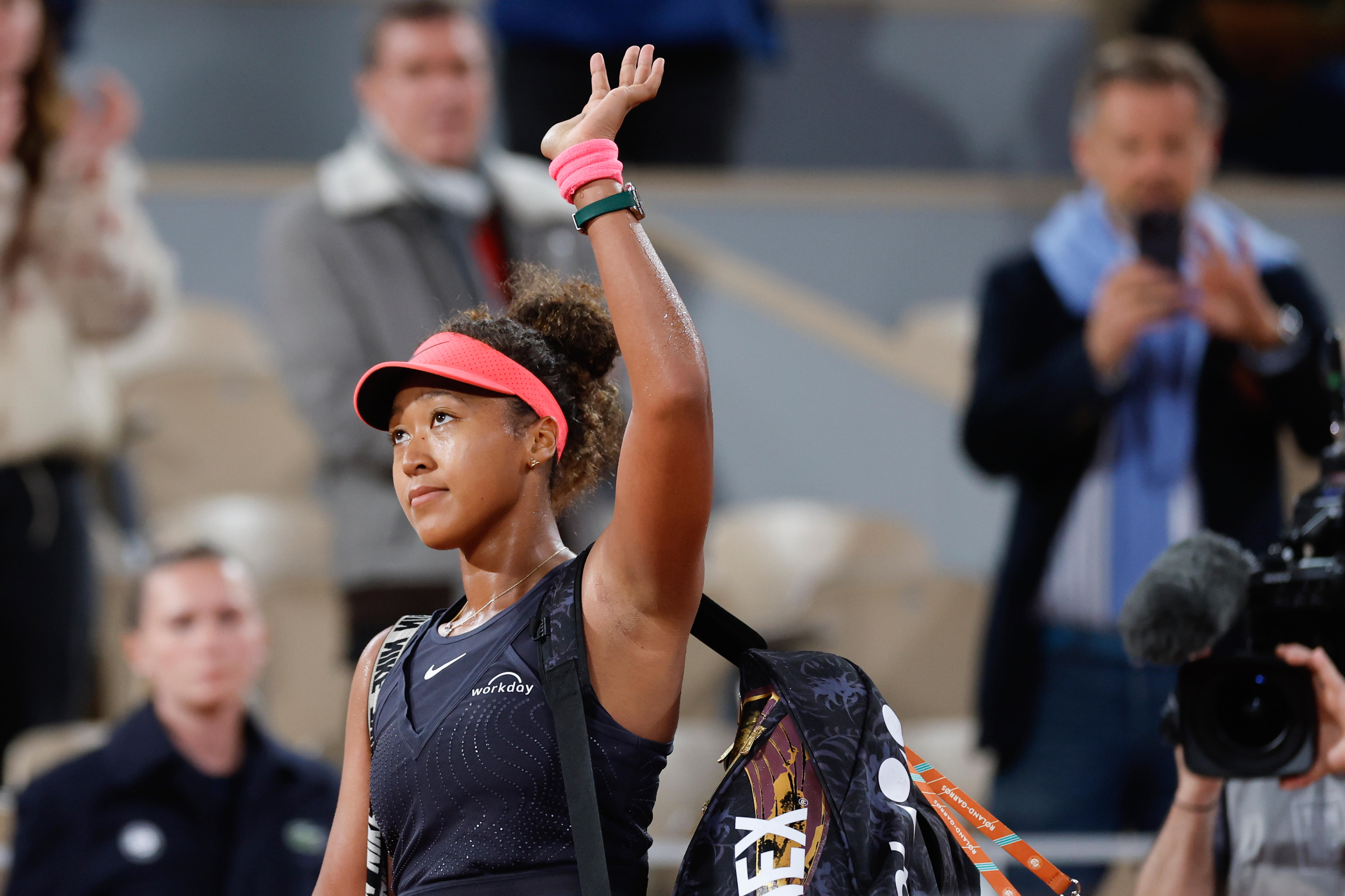 Iga Świątek beats Naomi Osaka in French Open second round as Roland ...