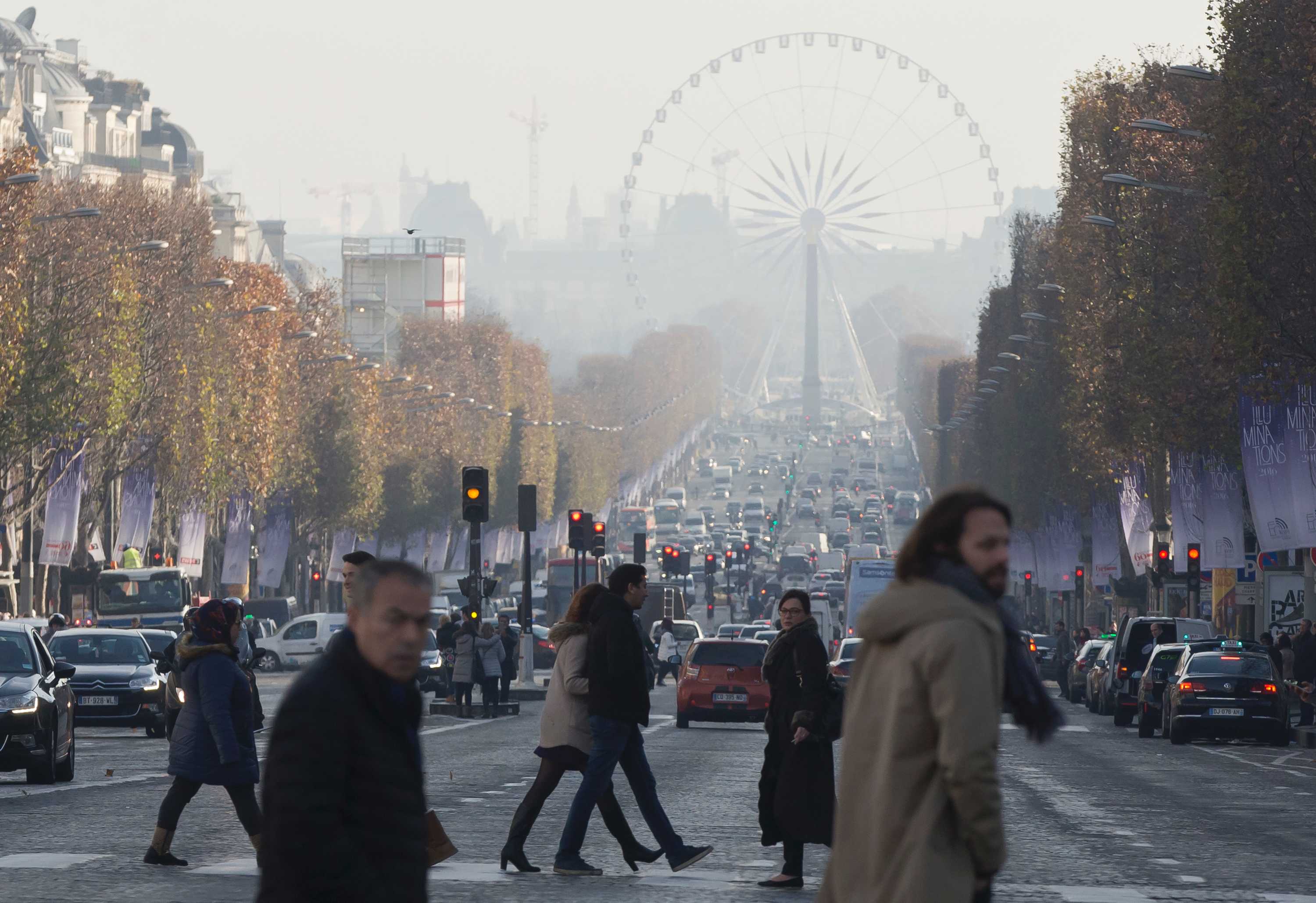 Paris makes public transport free to tackle smog clouding city ...