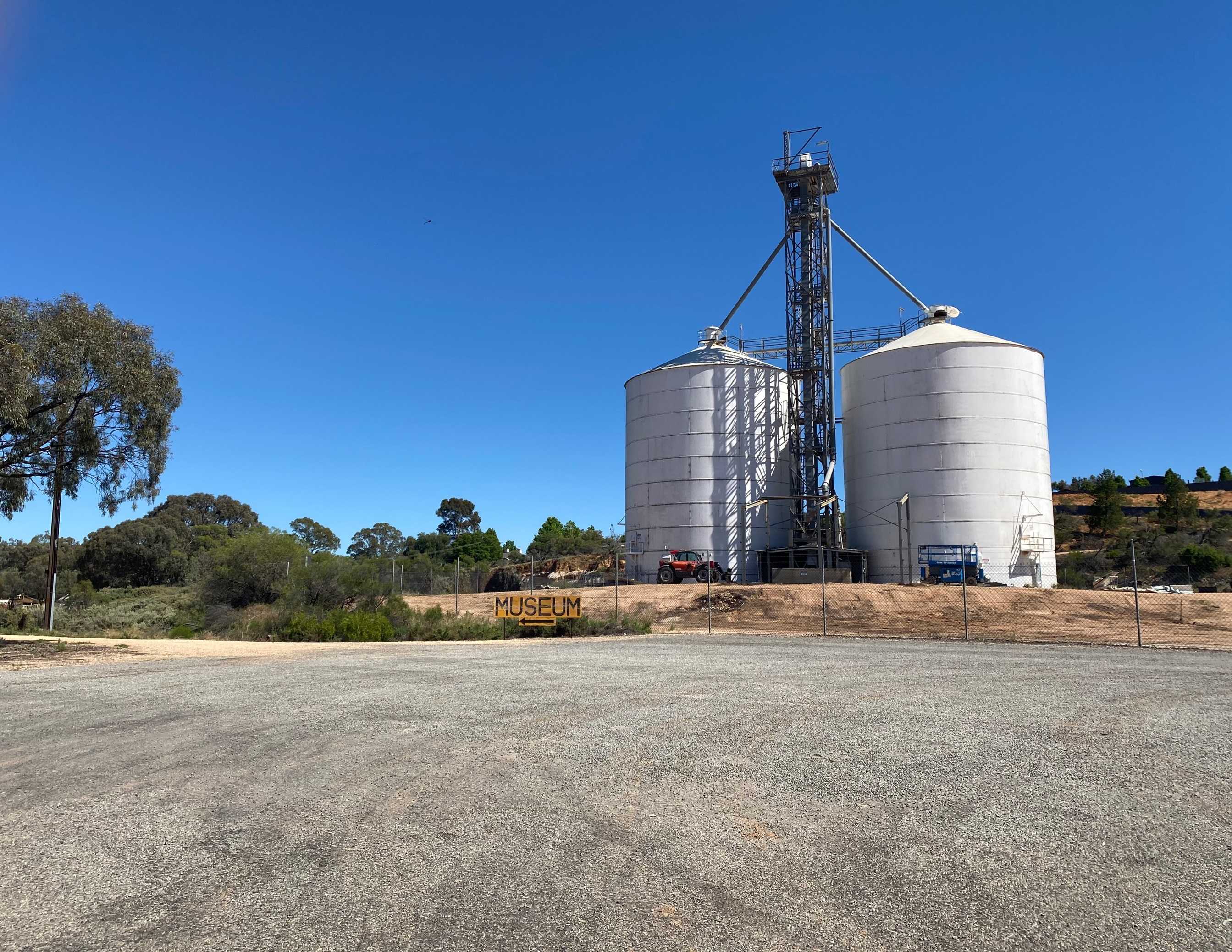 Painting to start soon on Paringa silo art project - ABC listen