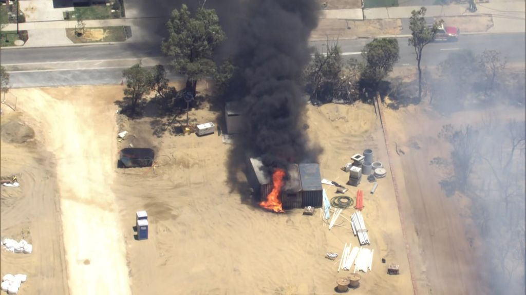 Perth bushfire threatens lives and homes, closes freeway - ABC News