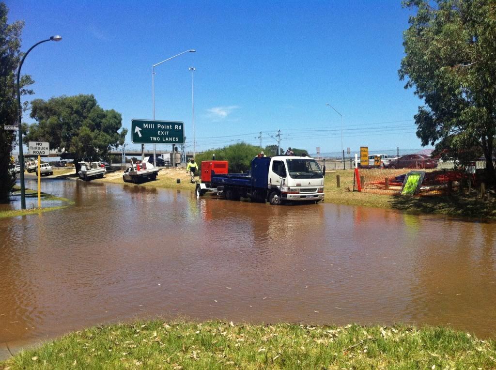 Burst water main floods streets in South Perth - ABC News