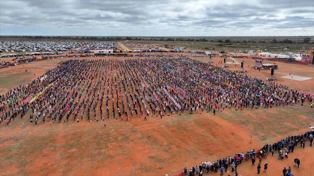 World record breaking Nutbush attempt at 2023 Mundi Mundi Bash - ABC News