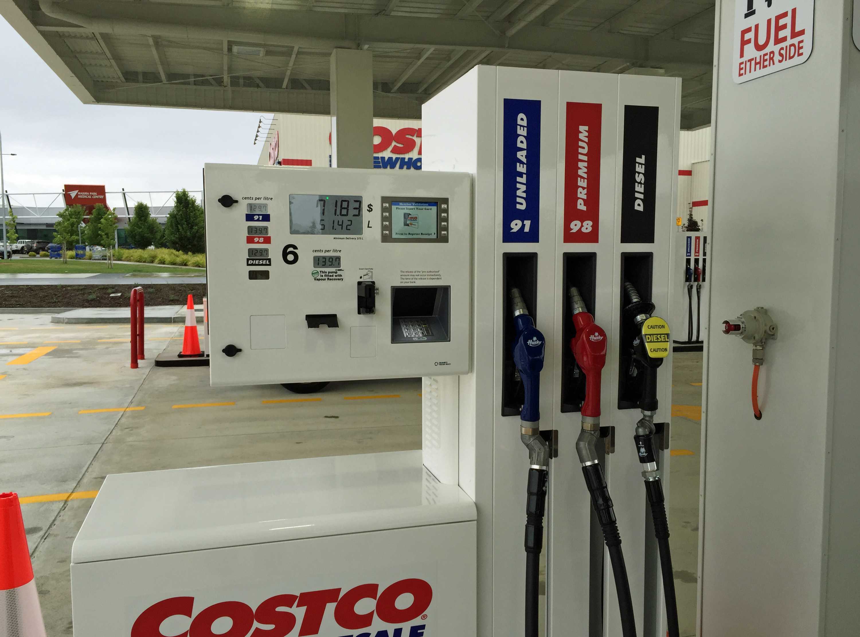 Price of petrol in Canberra plunges as competition ramps up - ABC News