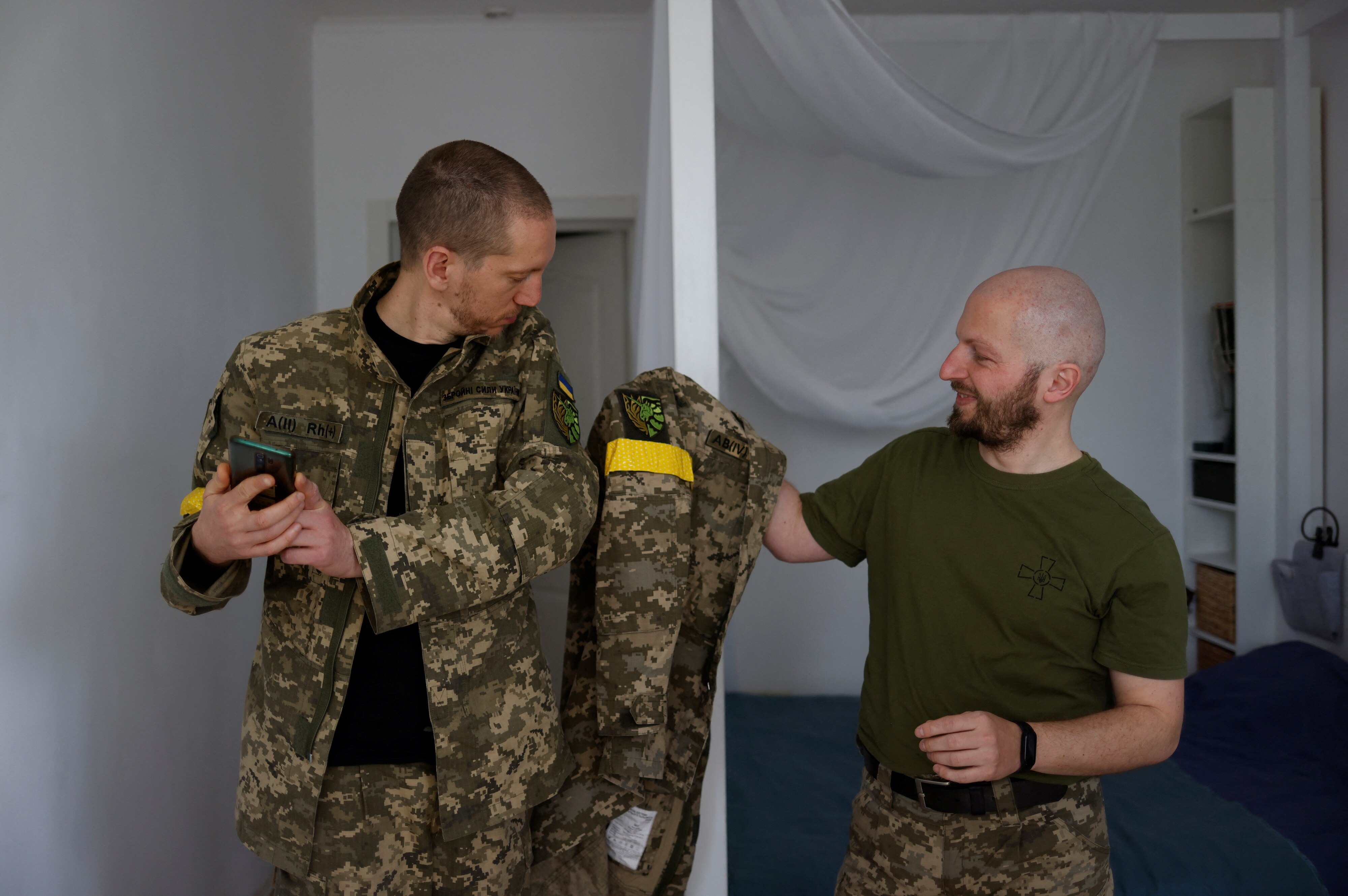 LGBTQ Ukrainian soldiers take to wearing unicorn patch on uniforms ...