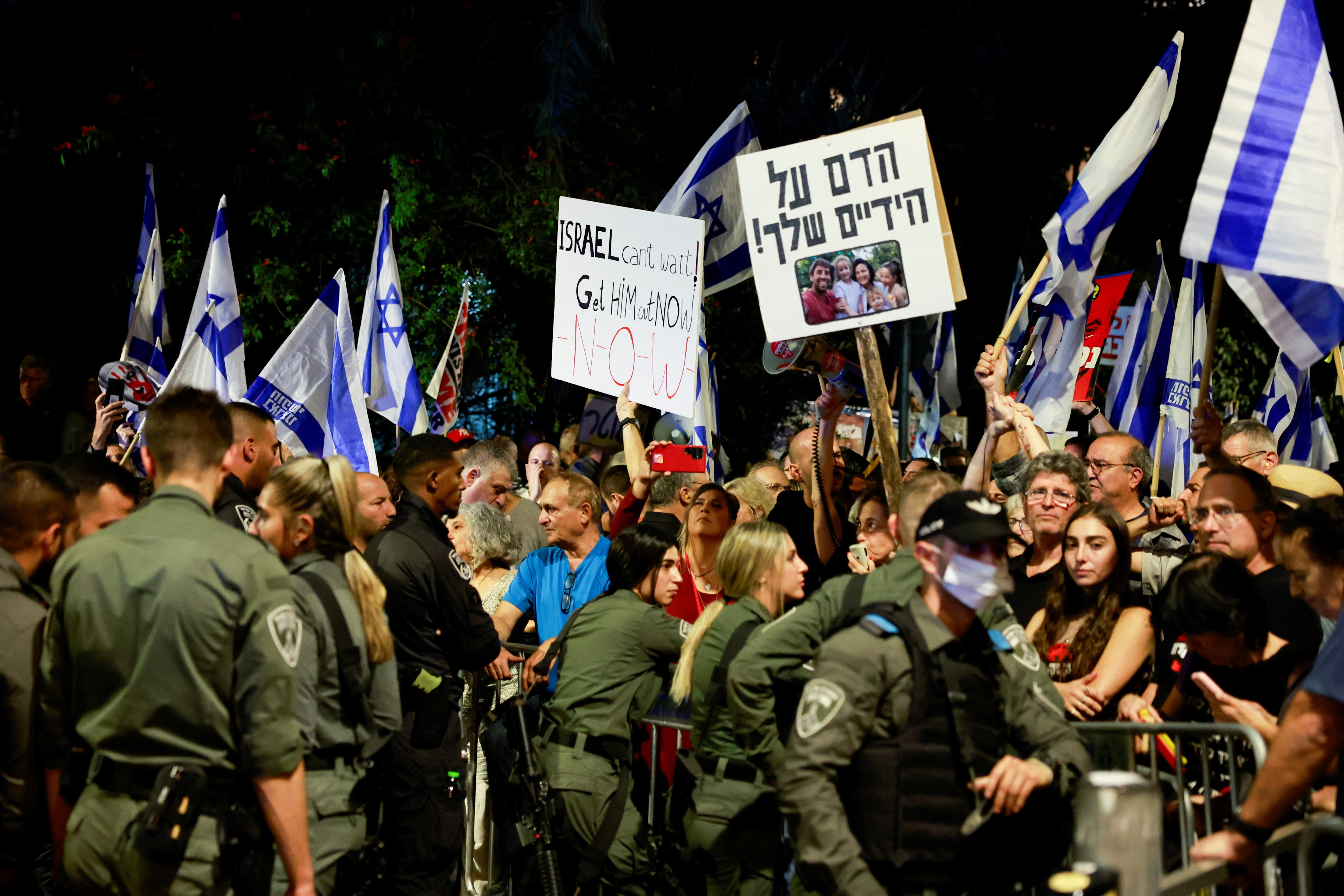 Israel-Gaza war: Thousands of Israeli protesters call for Netanyahu's ...