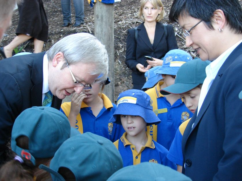Rudd, Wong tour Brisbane school - ABC News