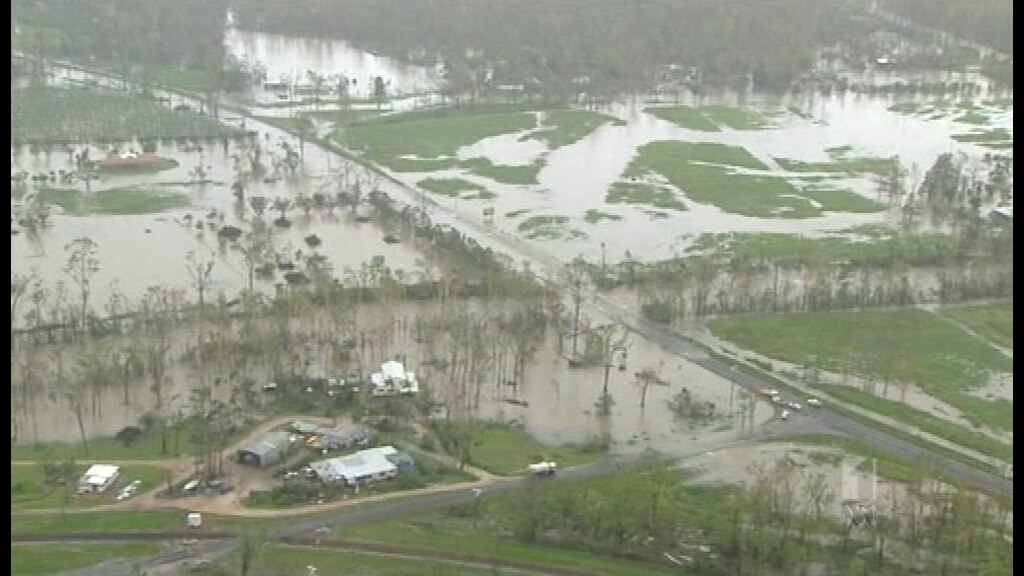 Qld cyclone victims face rising floodwaters - ABC News