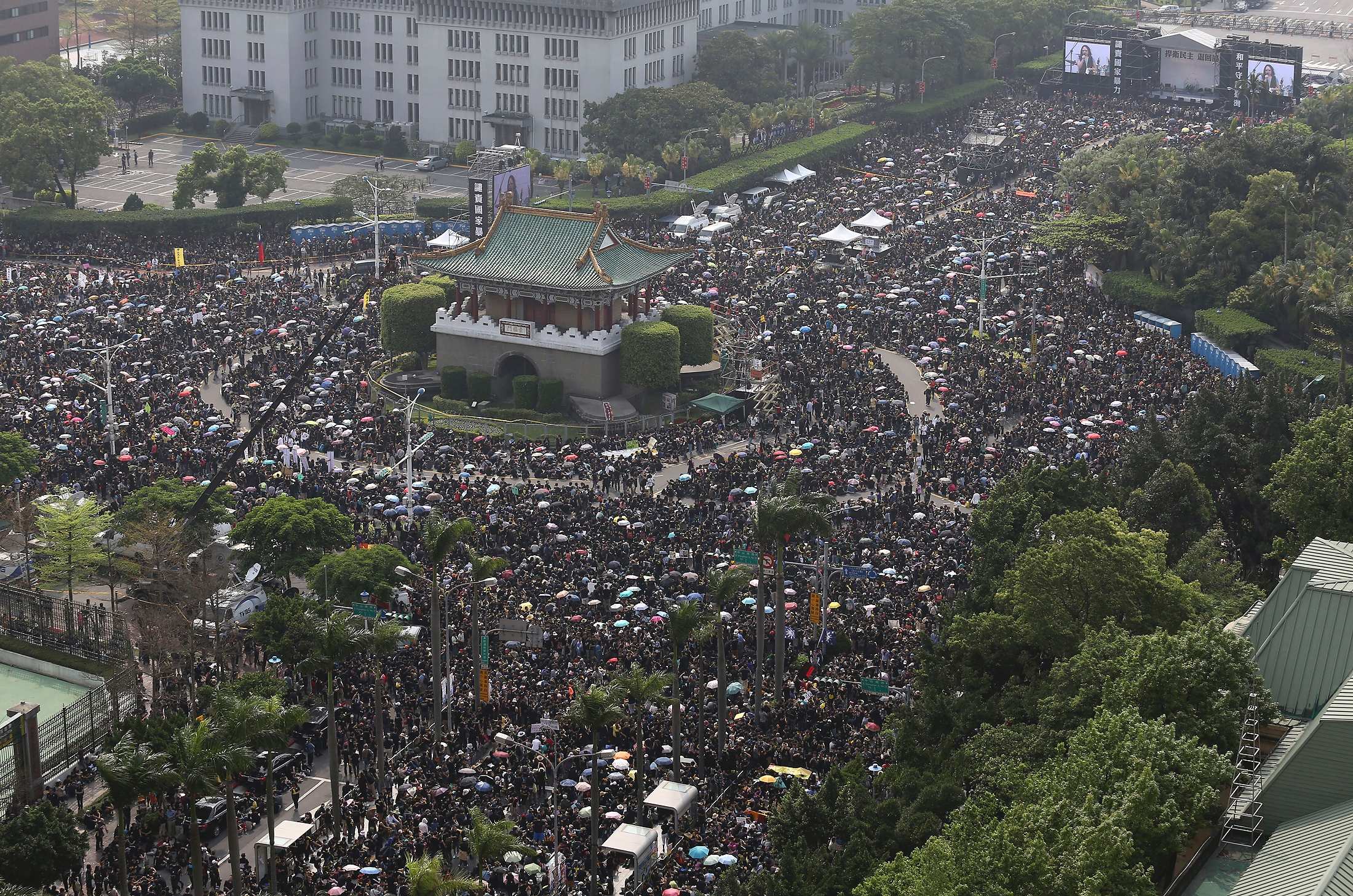 More than 100,000 protest in Taiwan over China trade deal - ABC News