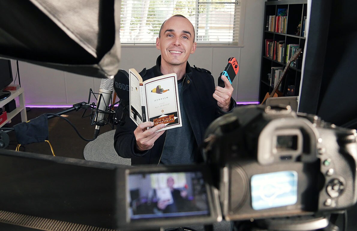 Actors take to Twitch for 24-hour Shakespeare 'Monologueathon' - ABC News