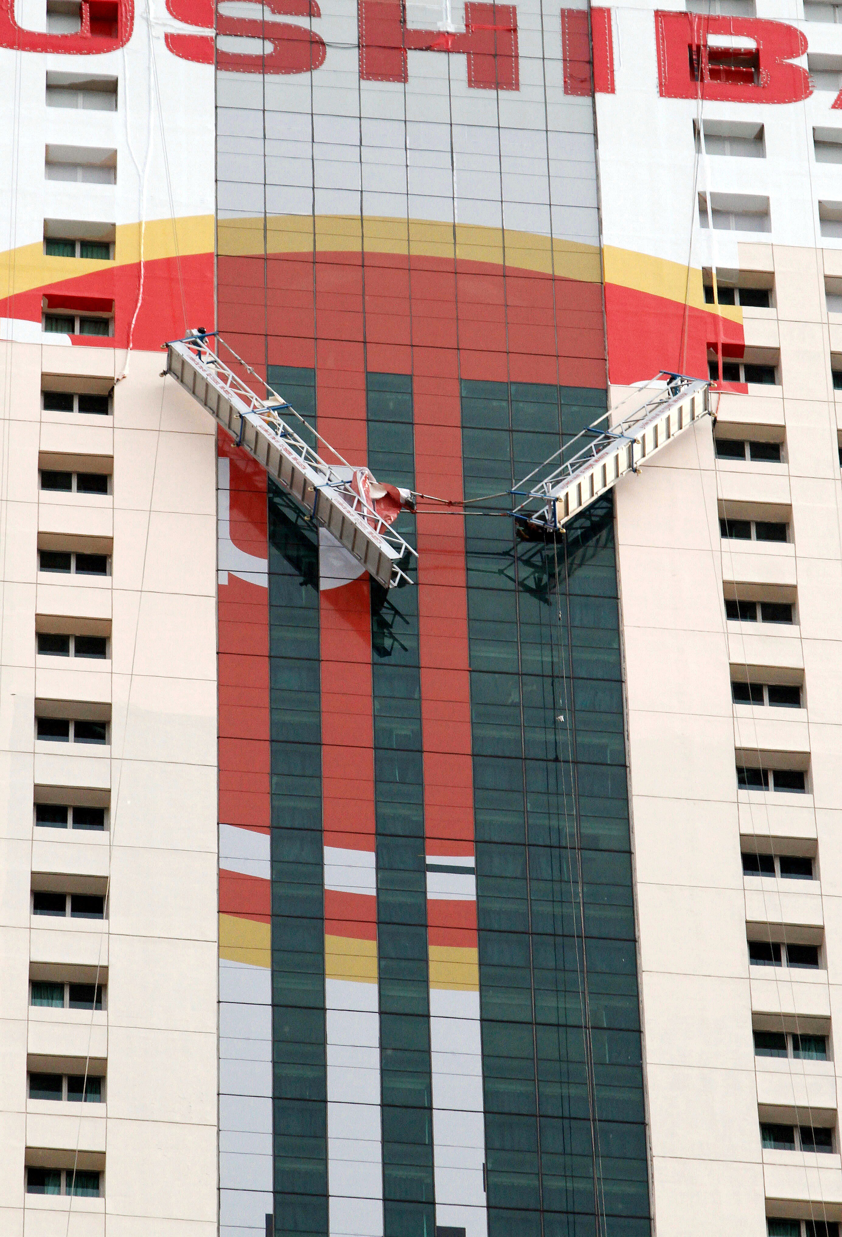 Men plunge to death as skyscraper platform fails - ABC News