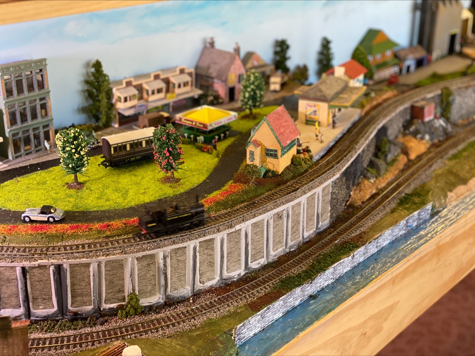 Model trains helping people with dementia at Sunshine Coast aged care ...