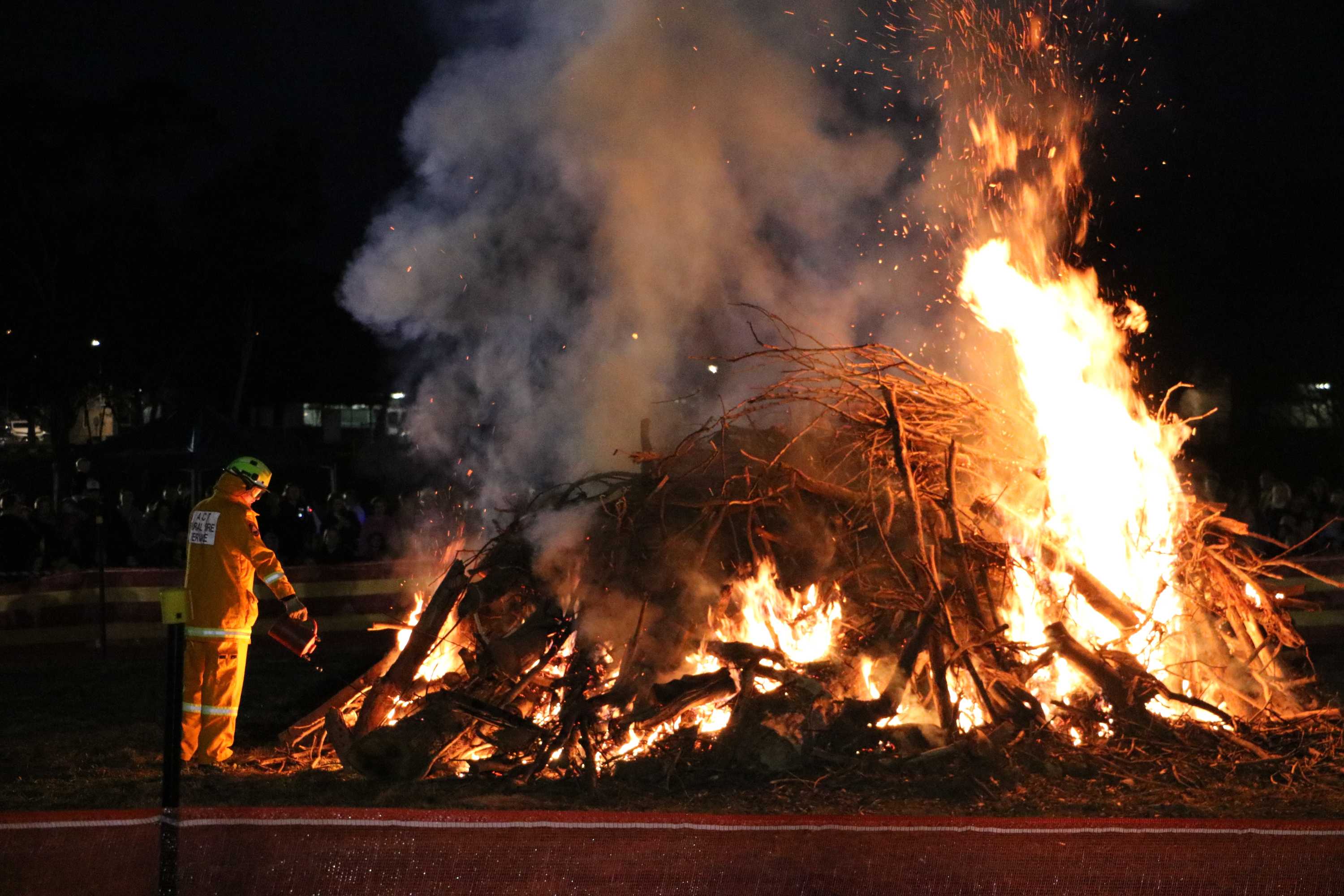 Bonfire night makes a fiery comeback at Weston Creek in Canberra - ABC News