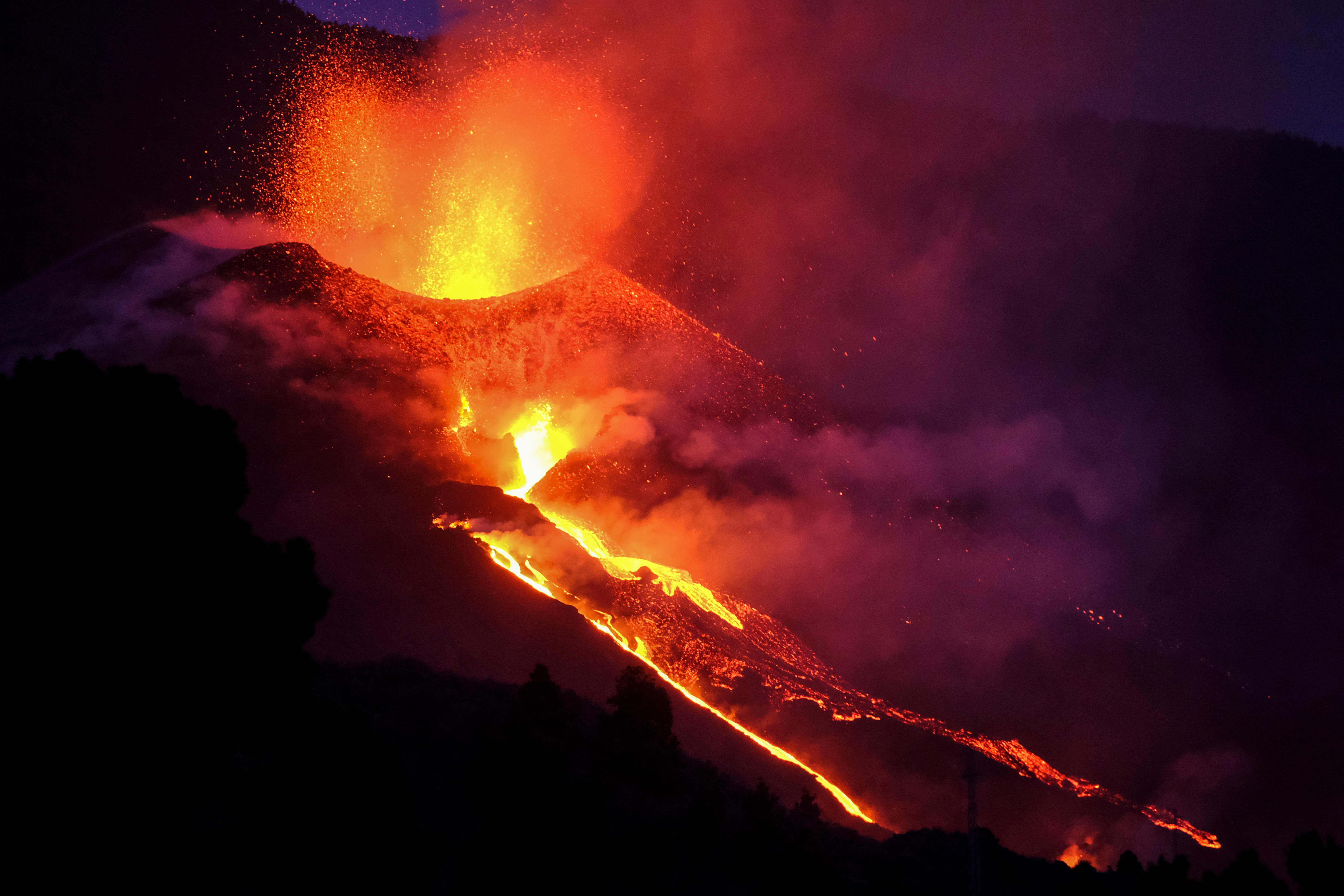 Spanish volcano gets 'much more aggressive' as new fissures burst open ...
