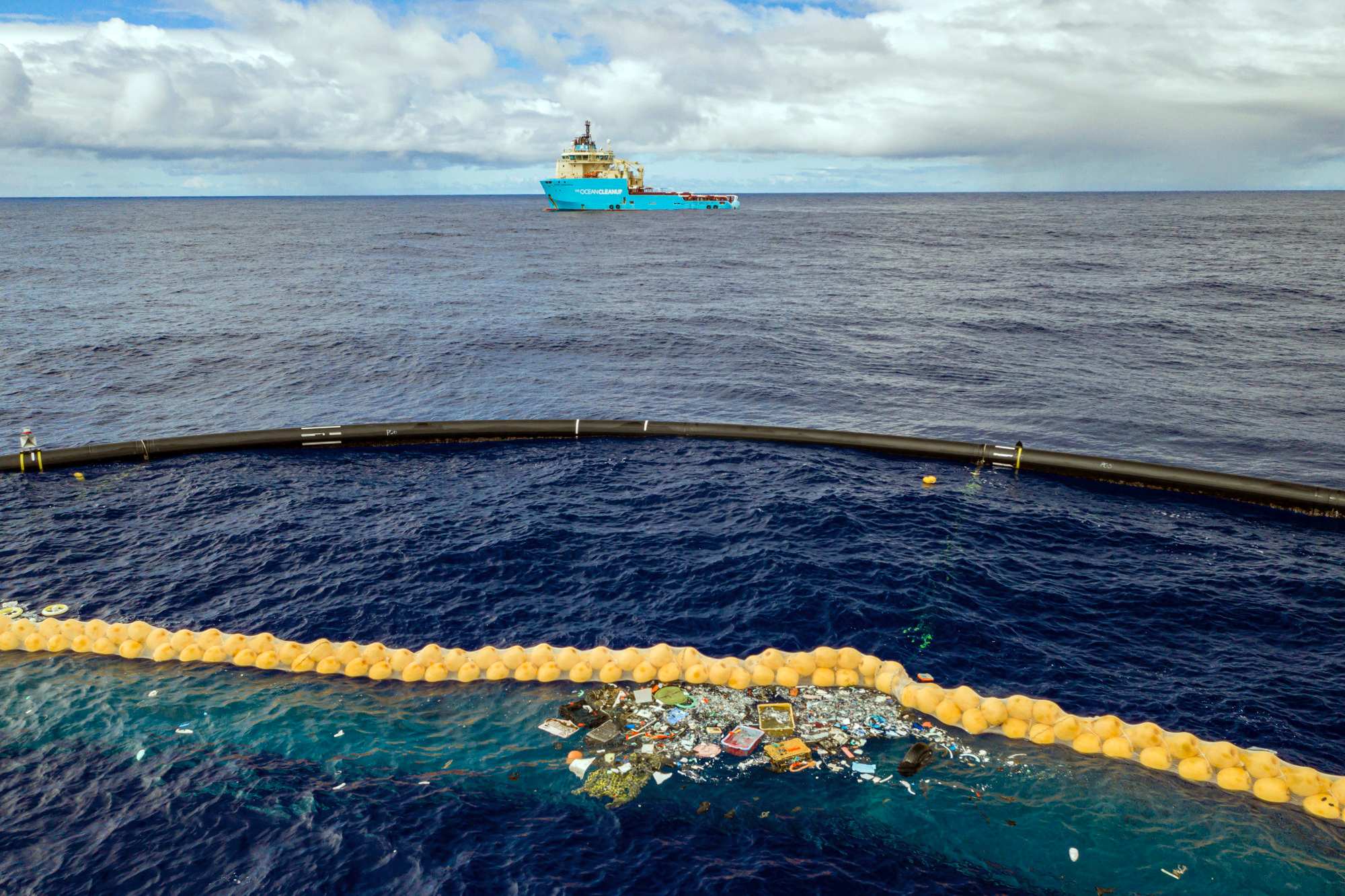 Ocean Cleanup's floating boom now working and collecting plastic in the ...