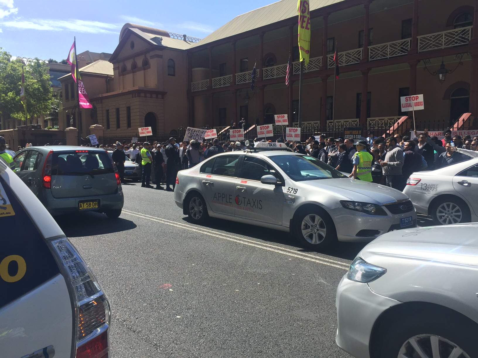 Taxi drivers rally against Uber in Sydney, calling drivers for ride ...