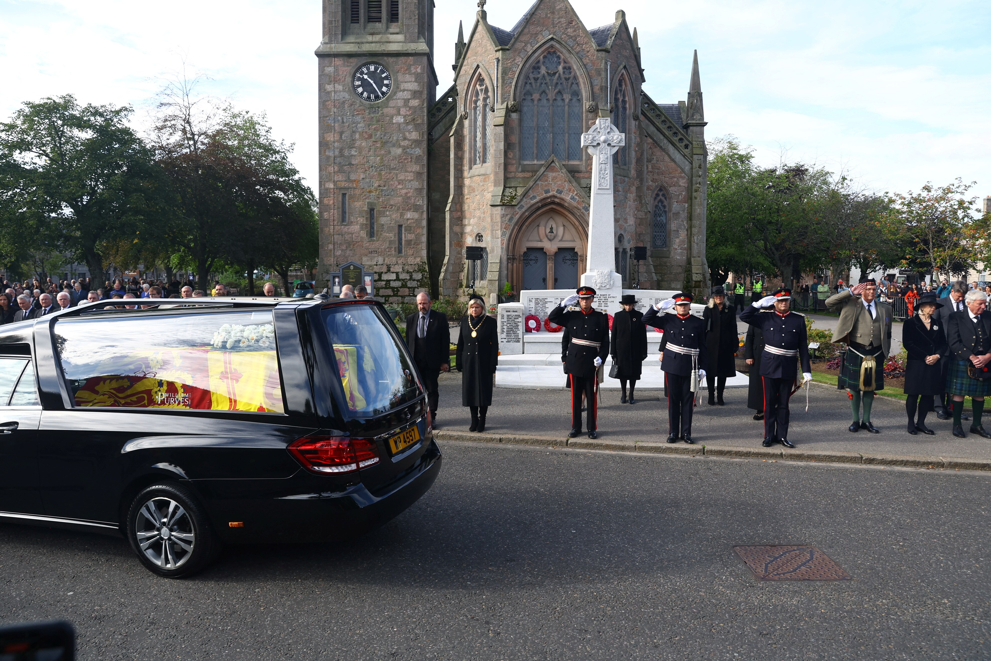 Mourners pay their respects as Queen Elizabeth II's funeral procession ...