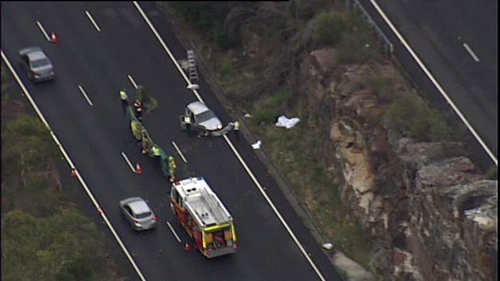 Two killed, three hurt in crash on M1 motorway at Mooney Mooney north ...