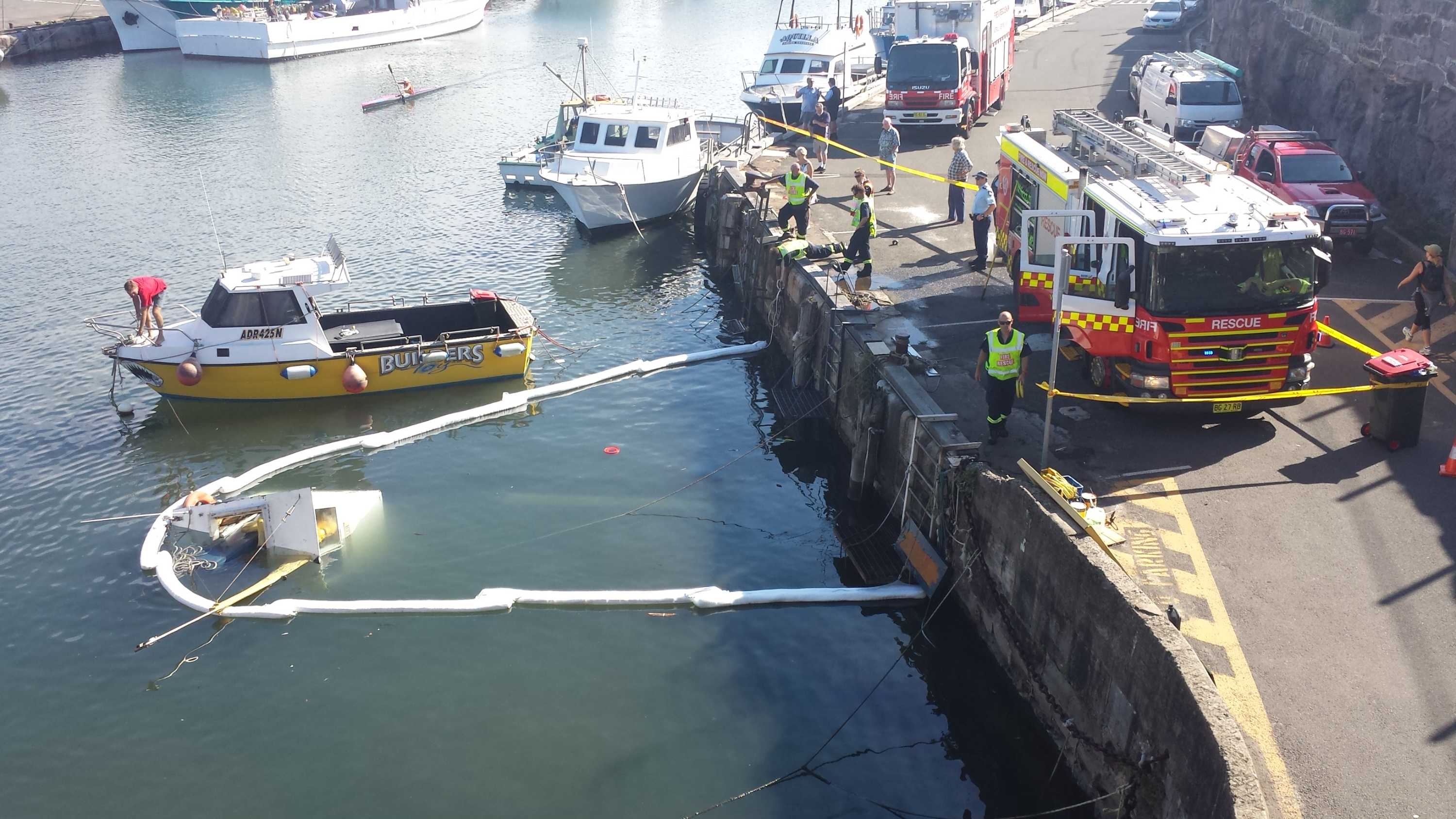 Oil spill in Wollongong Harbour caused by sinking fishing boat - ABC News